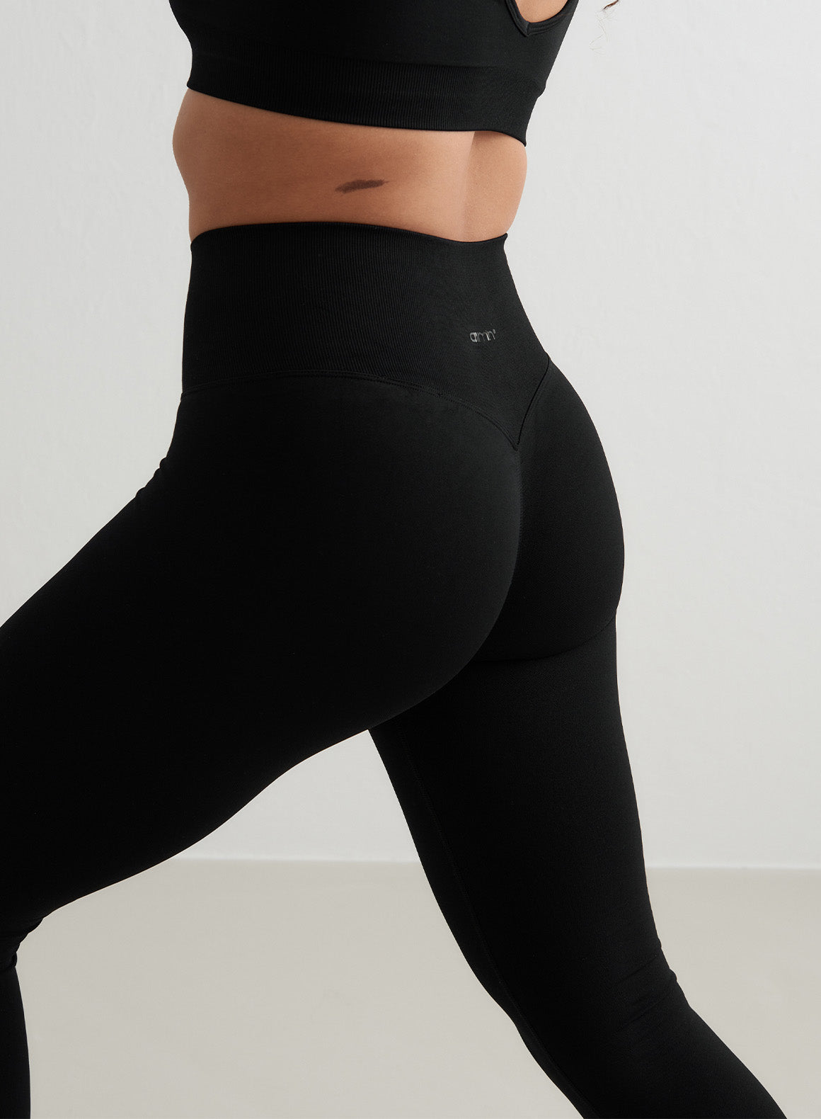 BLACK SHAPE SEAMLESS TIGHTS – AIMN NZ